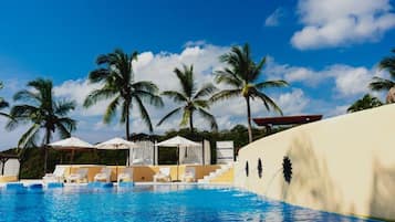 Piscina externa, funciona das 9h às 19h, espreguiçadeiras