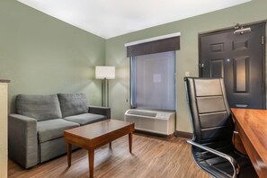 Suite, 1 cama king-size e sofá-cama | Secretária, ferro/tábua de engomar, Wi-fi grátis 