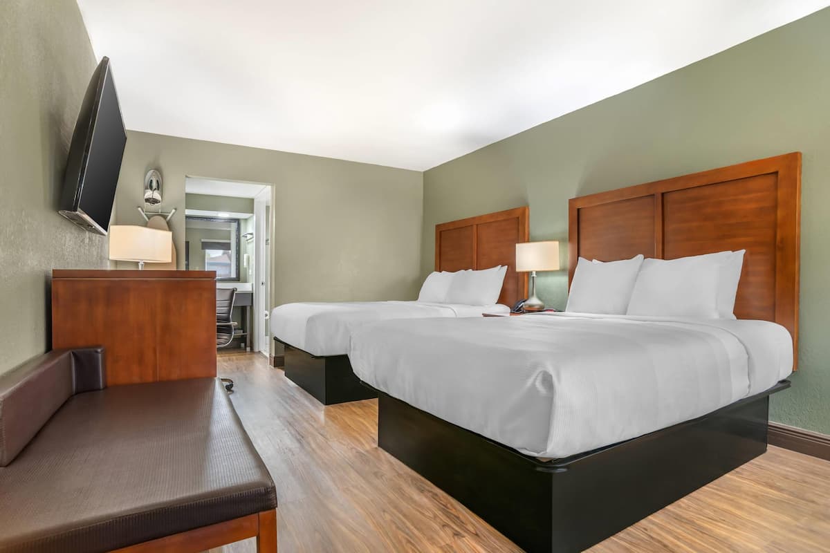 Quarto, 2 camas Queen | Escrivaninha, ferros/tábuas de passar roupa, Wi-Fi de cortesia