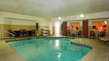 Piscina interior, espreguiçadeiras