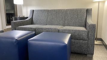 Suite Deluxe, 1 cama king-size e sofá-cama, não fumadores | Sala de estar | Televisor de 32 polegadas com canais digitais