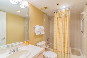 Beachside Towers Two Bedroom Gulf View | Casa de banho | Artigos de higiene pessoal grátis, um secador de cabelo 