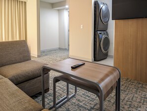 Suite, 1 cama king-size, cozinha | Sala de estar | Televisor de ecrã plano de 50 polegadas com canais por cabo, televisor 