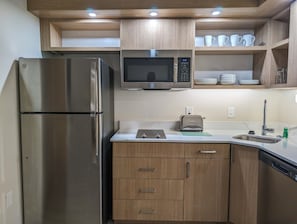 Geladeira, micro-ondas, cooktop, lava-louças