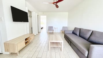 Suíte, 1 quarto | Área de estar | TV de tela plana 42 polegadas com canais a cabo, TV