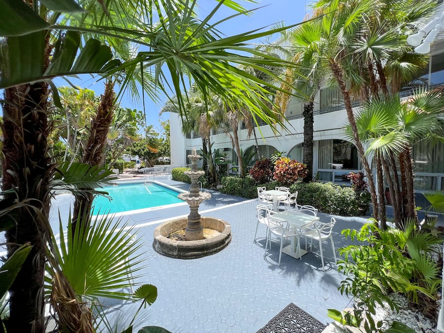 Piscina externa, guarda-sóis, espreguiçadeiras