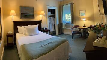 Quarto (Double room, private hall bathroom) | Cofre no quarto, ferro/tábua de engomar, Wi-fi grátis