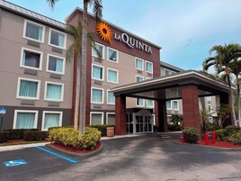 Um hotel La Quinta com fachada moderna, várias janelas e entrada coberta.