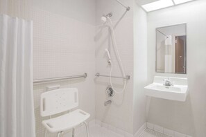 Quarto Standard, 1 cama queen-size, acessível | Casa de banho | Artigos de higiene pessoal grátis, um secador de cabelo 
