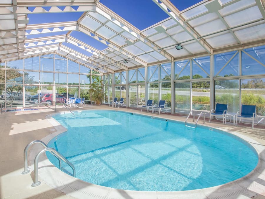 Piscina interna, espreguiçadeiras