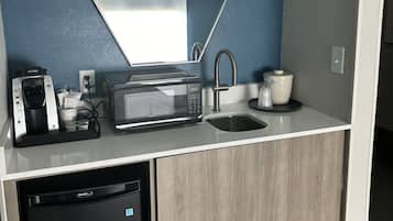 Cofres nos quartos, escrivaninha, ferros/tábuas de passar roupa
