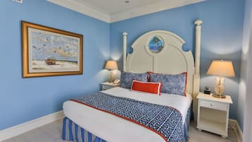 Quarto com uma cama grande, duas mesas de cabeceira, uma cabeceira com painel decorativo e um quadro na parede.