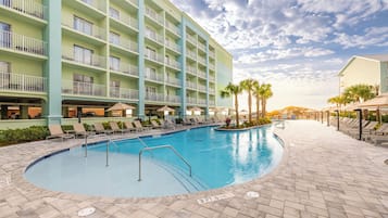 Piscina exterior, da(s) 10:00 à(s) 22:00, guarda-sóis, espreguiçadeiras