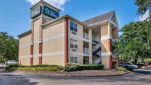 Um hotel com uma placa indicando "Extended Stay America" e uma estrutura de dois andares com entrada coberta e escada.