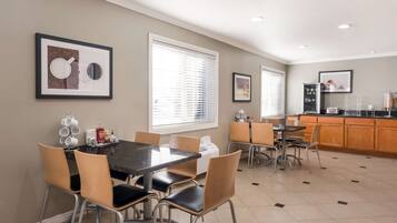 Café da manhã com buffet grátis todos os dias