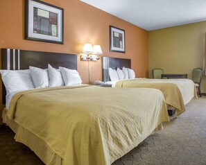 Quarto Standard, 2 camas queen-size, não fumadores | Secretária, ferro/tábua de engomar, Wi-fi grátis 