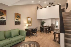 Suíte premium, 1 cama King, para não fumantes, banheira de hidromassagem | 1 quarto, escrivaninha, ferros/tábuas de passar roupa, berços grátis