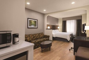 1 quarto, secretária, ferro/tábua de engomar 