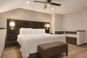 Suíte premium, 1 cama King, para não fumantes, banheira de hidromassagem | 1 quarto, escrivaninha, ferros/tábuas de passar roupa, berços grátis