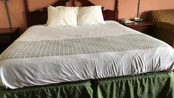 Quarto, 1 cama king-size, fumadores | Secretária, ferro/tábua de engomar, Wi-fi grátis