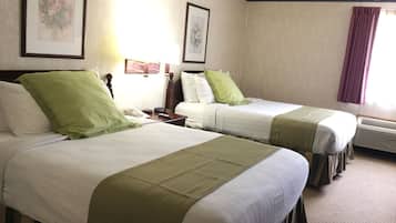 Quarto, 2 camas queen-size, não fumadores | Cofre no quarto, secretária, ferro/tábua de engomar
