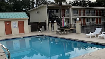 Piscina exterior, da(s) 8:00 à(s) 22:00, espreguiçadeiras