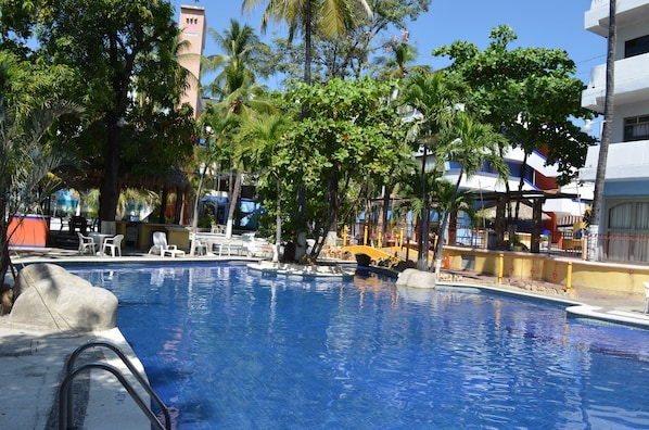 3 piscinas exteriores, espreguiçadeiras