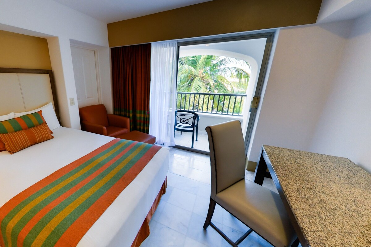 Quarto Standard, vista para o jardim | Minibar, cofre no quarto 
