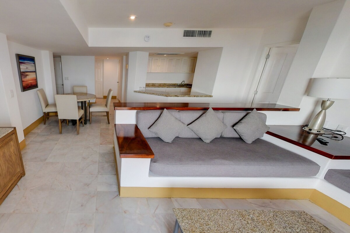 Suite, 2 quartos, 2 casas de banho, vista parcial para o oceano | Minibar, cofre no quarto 
