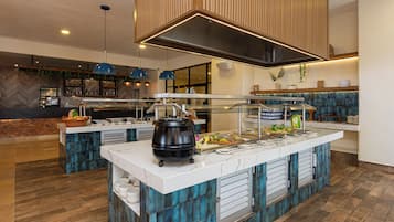 2 restaurantes, café da manhã, culinária internacional