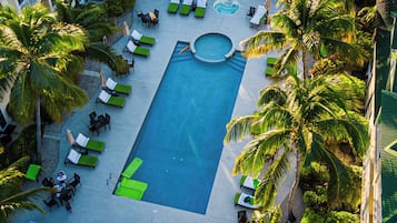 Piscina externa, guarda-sóis, espreguiçadeiras