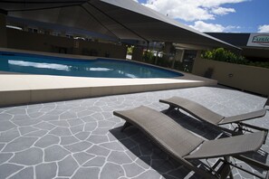 Piscina externa, espreguiçadeiras