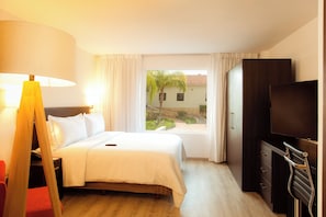 Suite Empresarial (Master) | Cofre no quarto, secretária, cortinas/cortinados opacos