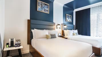 Quarto Deluxe, 2 camas queen-size, Vista para a cidade | Roupa de alta qualidade, camas de colchão pillowtop, cofre no quarto