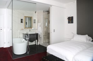 Roupa de alta qualidade, minibar, cofre com capacidade para portátil 