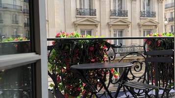 Quarto casal, sacada | Roupas de cama premium, camas Select Comfort, cofres nos quartos