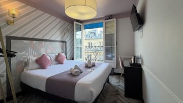 Quarto casal, sacada | Roupas de cama premium, camas Select Comfort, cofres nos quartos