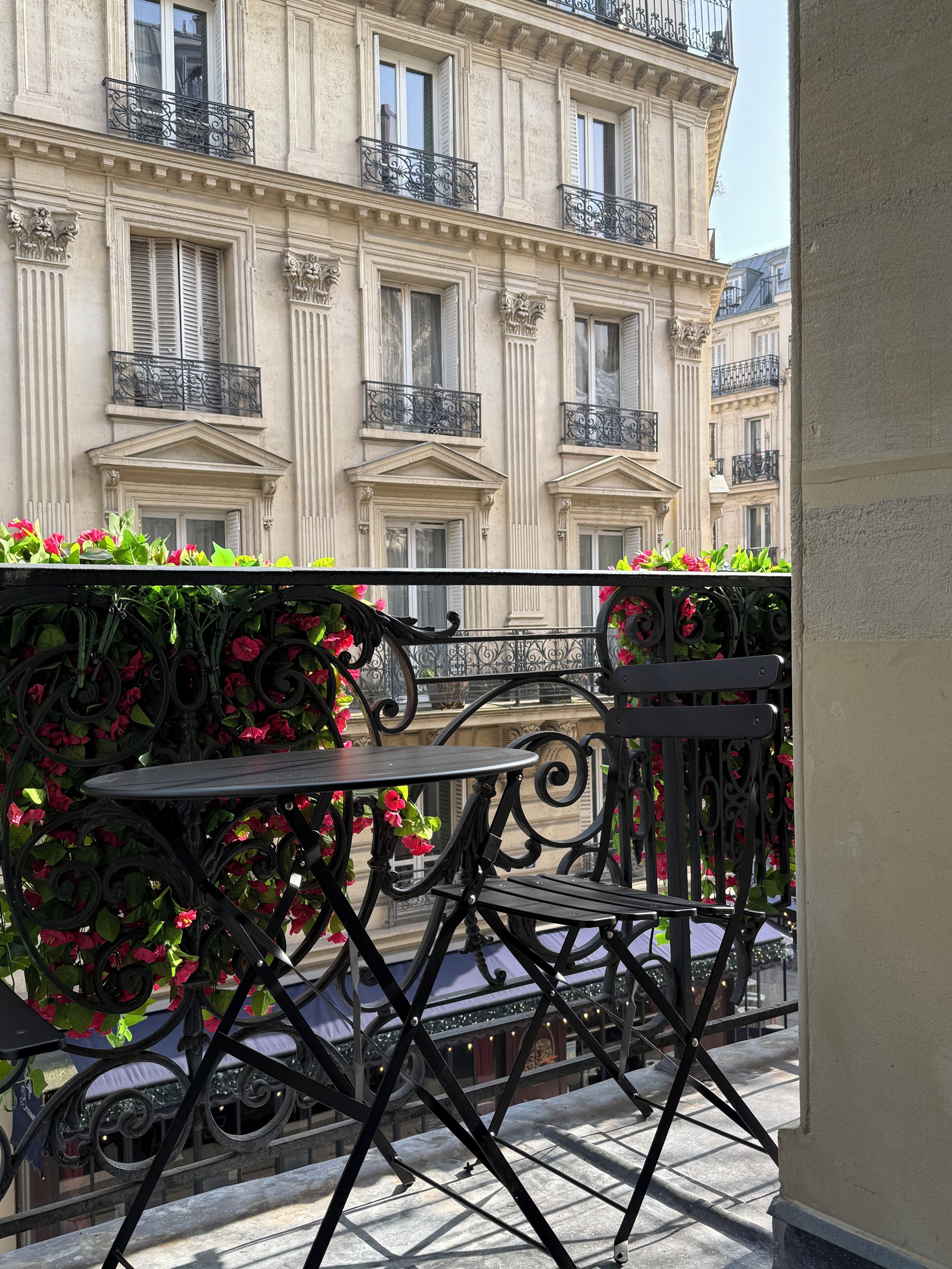 Quarto casal, sacada | Roupas de cama premium, camas Select Comfort, cofres nos quartos