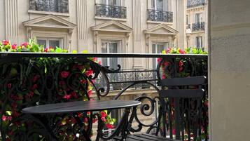 Quarto casal, sacada | Roupas de cama premium, camas Select Comfort, cofres nos quartos