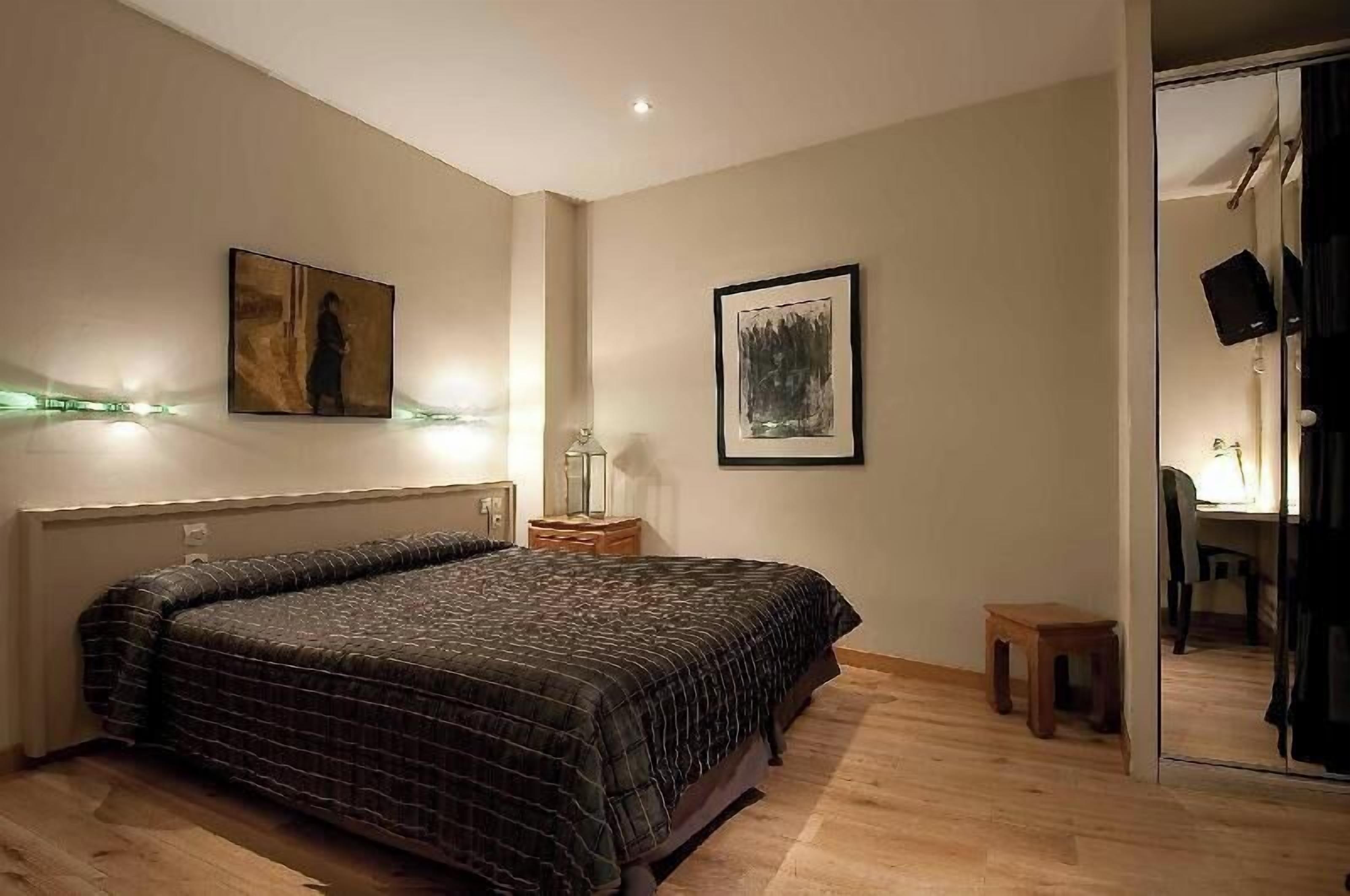 Cofre no quarto, secretária, quartos insonorizados 