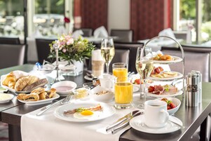 Café da manhã com buffet diário (EUR 25 por pessoa) 