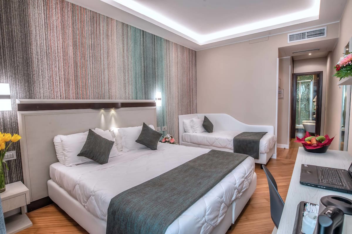 Quarto triplo | Roupas de cama premium, frigobar, cofres nos quartos, escrivaninha