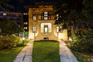 Fachada do alojamento (tarde/noite)