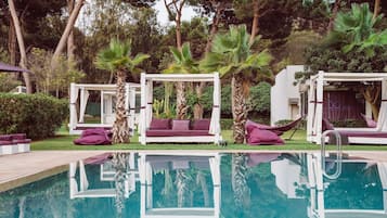 Piscina interior, 2 piscinas exteriores, guarda-sóis, espreguiçadeiras