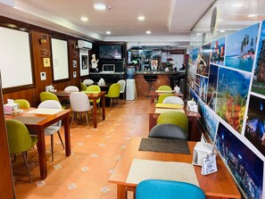 Pequenos-almoços, almoços, jantares servidos, cozinha internacional 