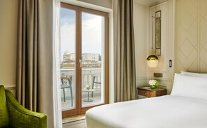 Quarto Clássico, 1 cama king-size (Furnished Balcony) | Roupa de alta qualidade, minibar, cofre no quarto, secretária 