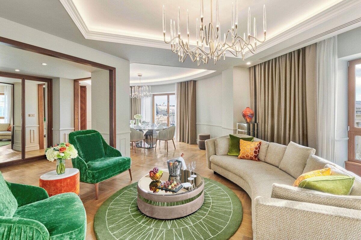 Suite Royal | Roupa de alta qualidade, minibar, cofre no quarto, secretária 