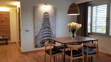 Apartamento, 2 quartos | Roupas de cama premium, escrivaninha, cortinas blackout