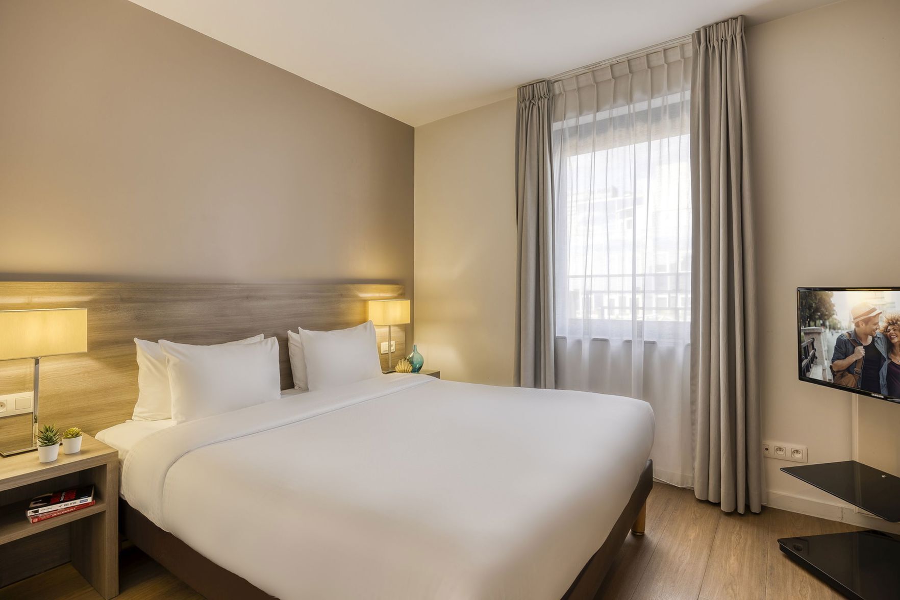 Cofres nos quartos, individualmente decorados, escrivaninha