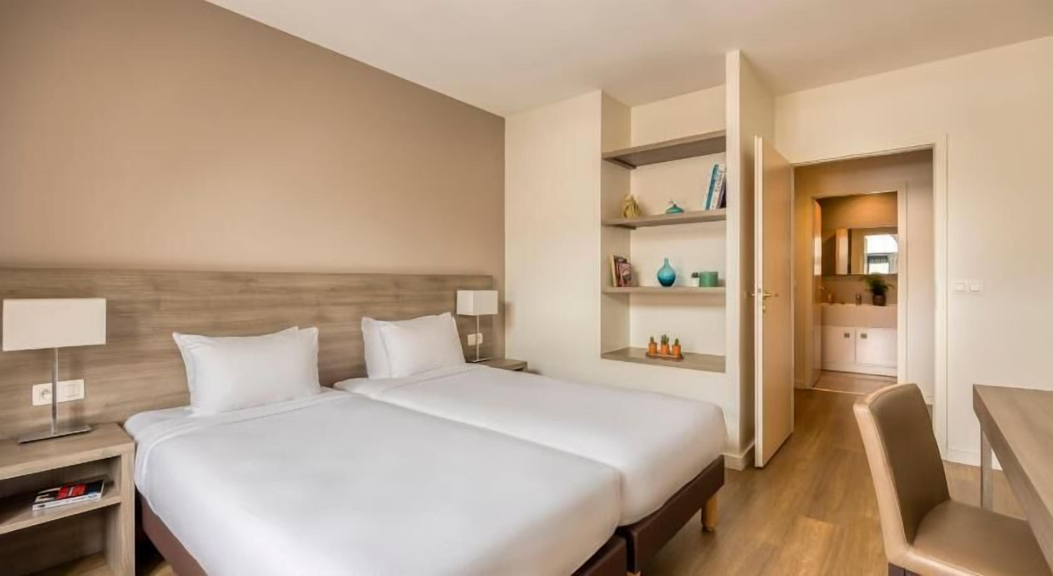 Cofres nos quartos, individualmente decorados, escrivaninha